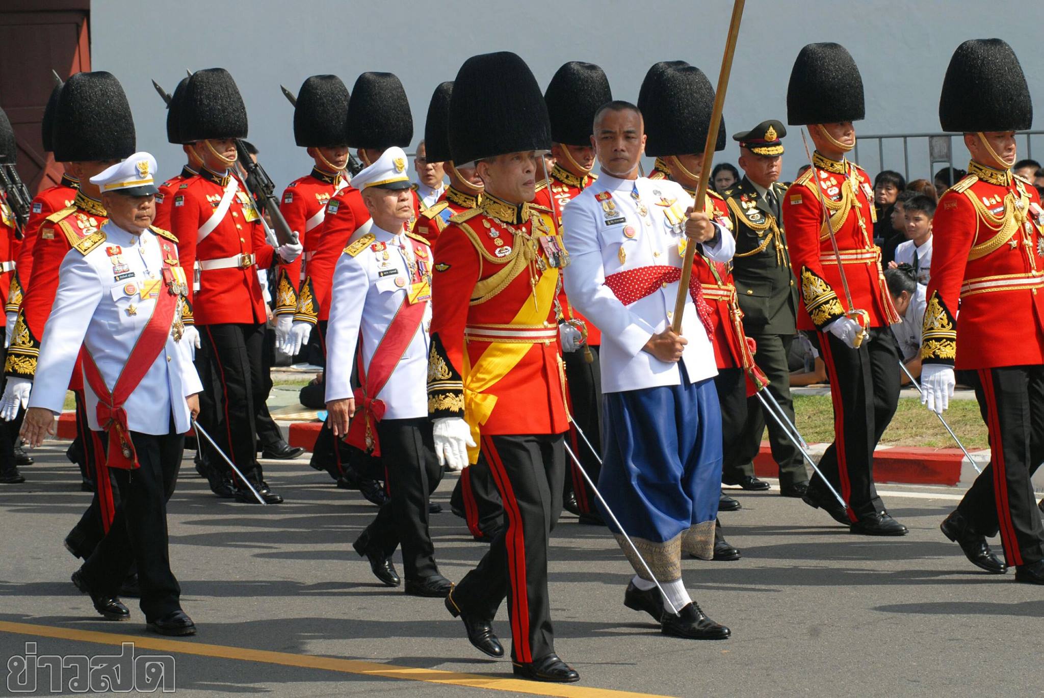 "สมเด็จพระเจ้าอยู่หัว-สมเด็จพระเทพฯ" เสด็จพระราชดำเนินเข้าขบวนตามพระบรมโกศ