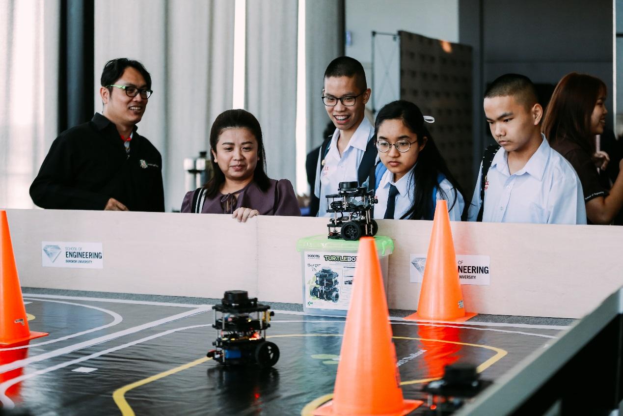 ยกระดับการศึกษาไทย! ม.กรุงเทพ-กองทุน ดร.สุพงษ์ จัด Young AI Robotics ...