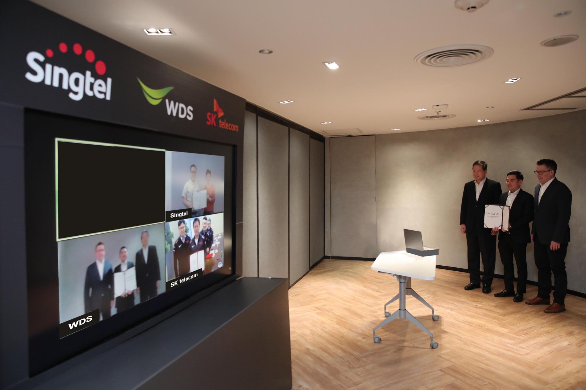 หยุดเดินทางแต่ไม่หยุดทำงาน “AIS- Singtel-SK Telecom”โชว์เซ็นสัญญาร่วมทุนผ่าน Video Call