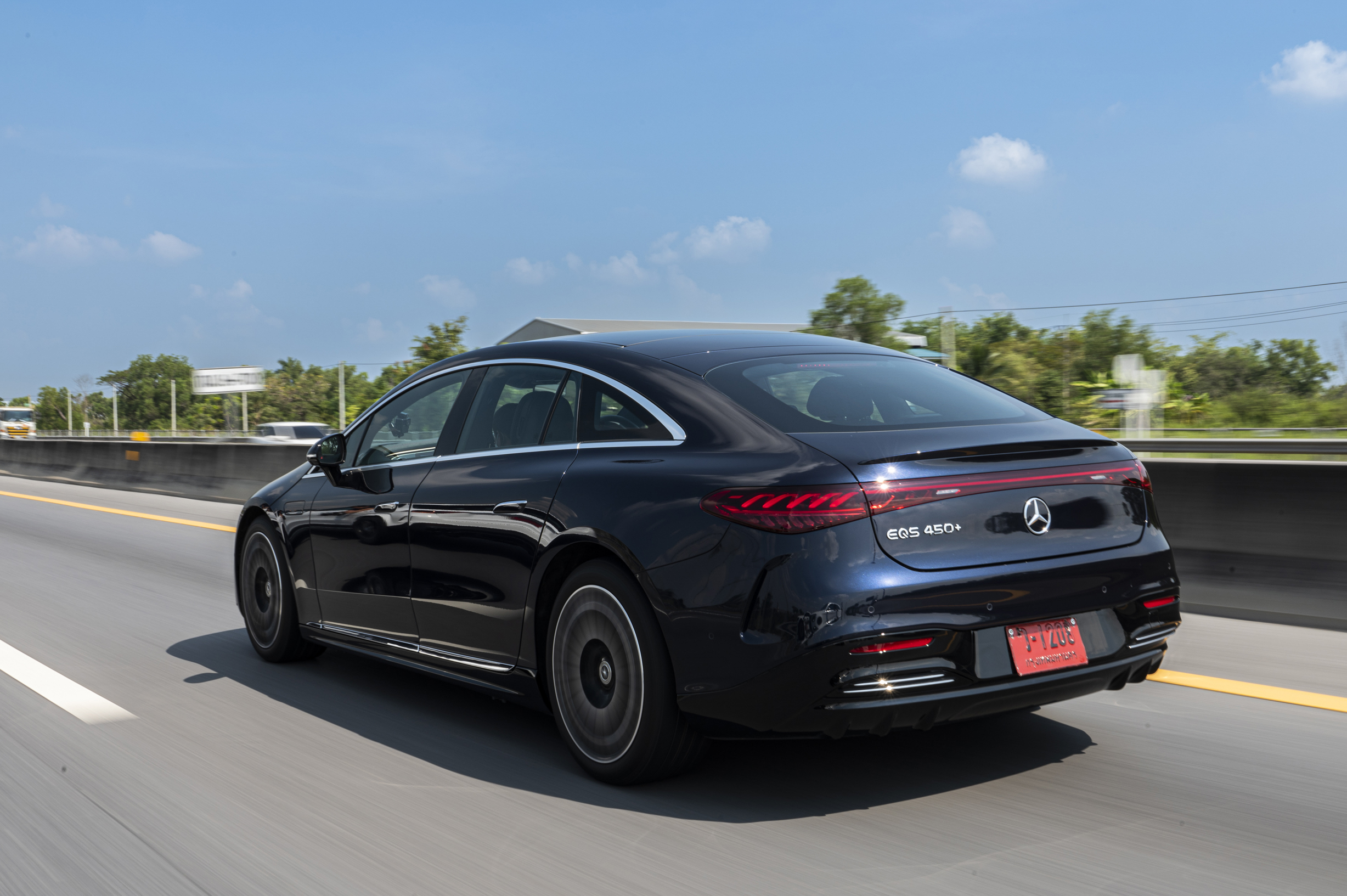 รักษ์โลกไปกับ เมอร์เซเดส-EQS 450+ วิ่งได้ไกล 700 กม.