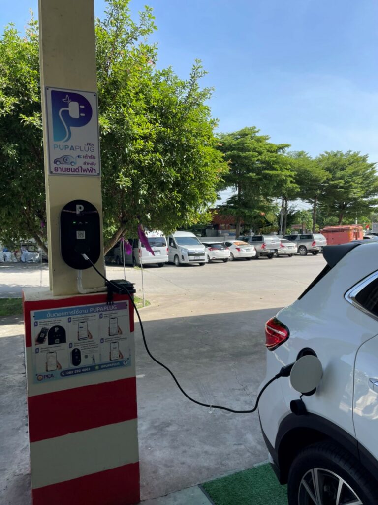 PEA ส่งมอบ PUPAPLUG เต้ารับสำหรับยานยนต์ไฟฟ้าให้กับ วัดโบสถ์ ตำบลบางกระบือ อำเภอสามโคก จังหวัด ...