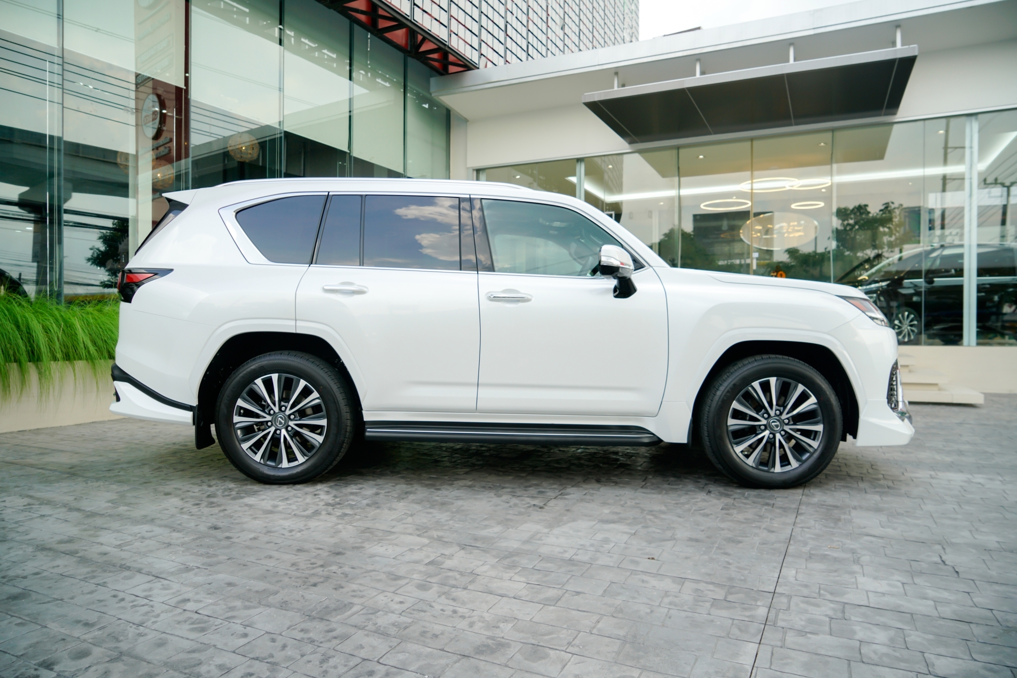 มาแล้ว!! อีตั้น เสริมทัพ SUV หรู LEXUS LX 600 รับรถได้เลย