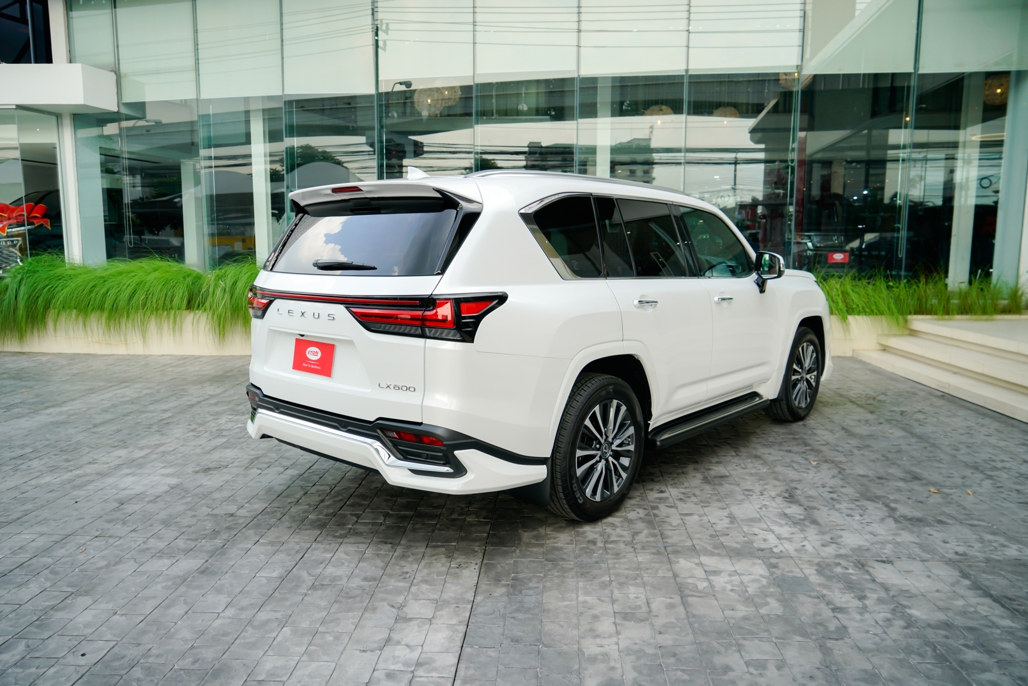 มาแล้ว!! อีตั้น เสริมทัพ SUV หรู LEXUS LX 600 รับรถได้เลย