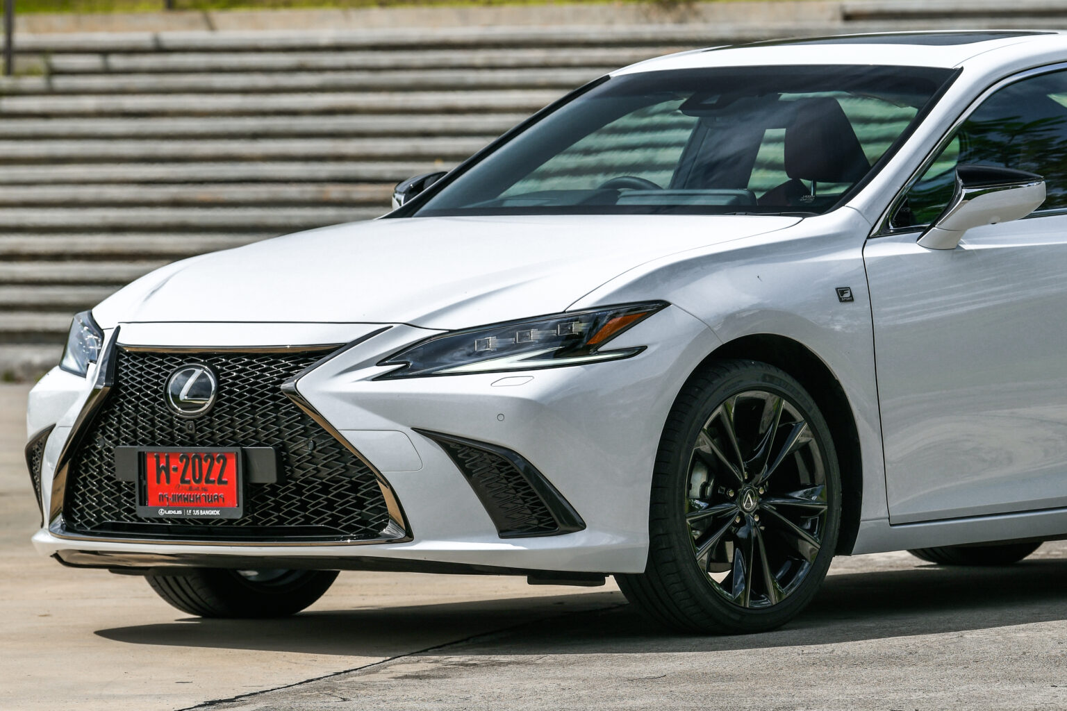 Lexus ES 350h เเรง หรูหรา อย่างมีเอกลักษณ์