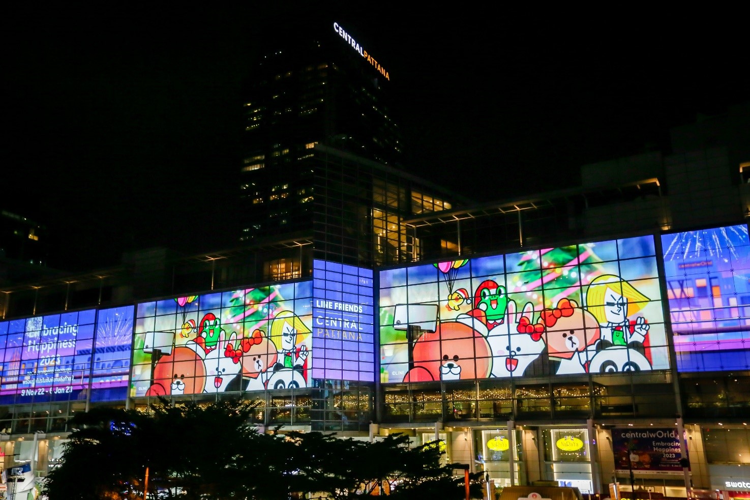 ตัวตึงไปกับความสุขมหึมาบนจอดิจิทัล อินเตอร์แอ็คทีฟ สุดยิ่งใหญ่ หน้าศูนย์การค้า เซ็นทรัลเวิลด์ ...