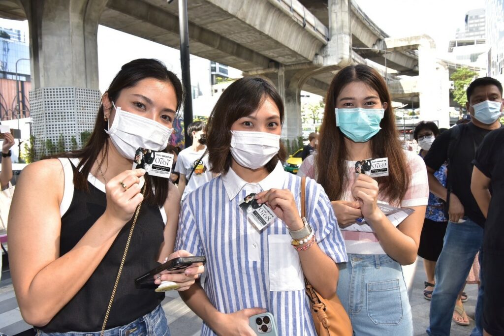 ปรากฏการณ์พลังนักช้อปที่สยามดิสคัฟเวอรี่ แค้มป์ปิ้งคิวจองกระเป๋า CARLYN ...