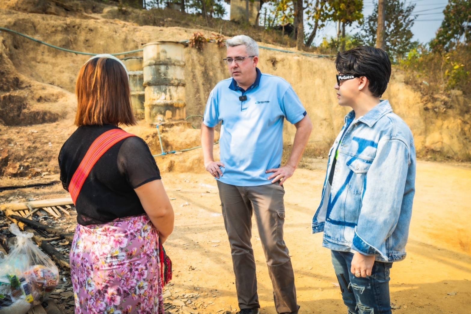 “ดิไอคอนกรุ๊ป” ร่วมกับ “มูลนิธิไอแคร์ ประเทศไทย” มอบถุงยังชีพและทุนการศึกษา โรงเรียนดอยเวียงผา ...