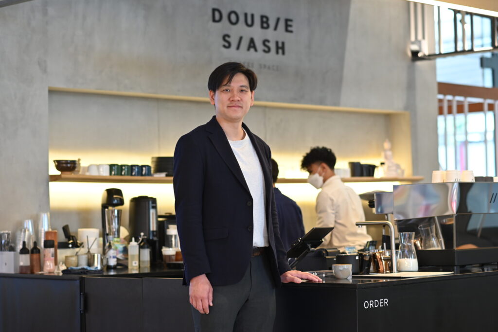 Double Slash จากเครื่องหมายจดบันทึก สู่ร้านกาแฟสุดเรียบง่าย ที่ ICS