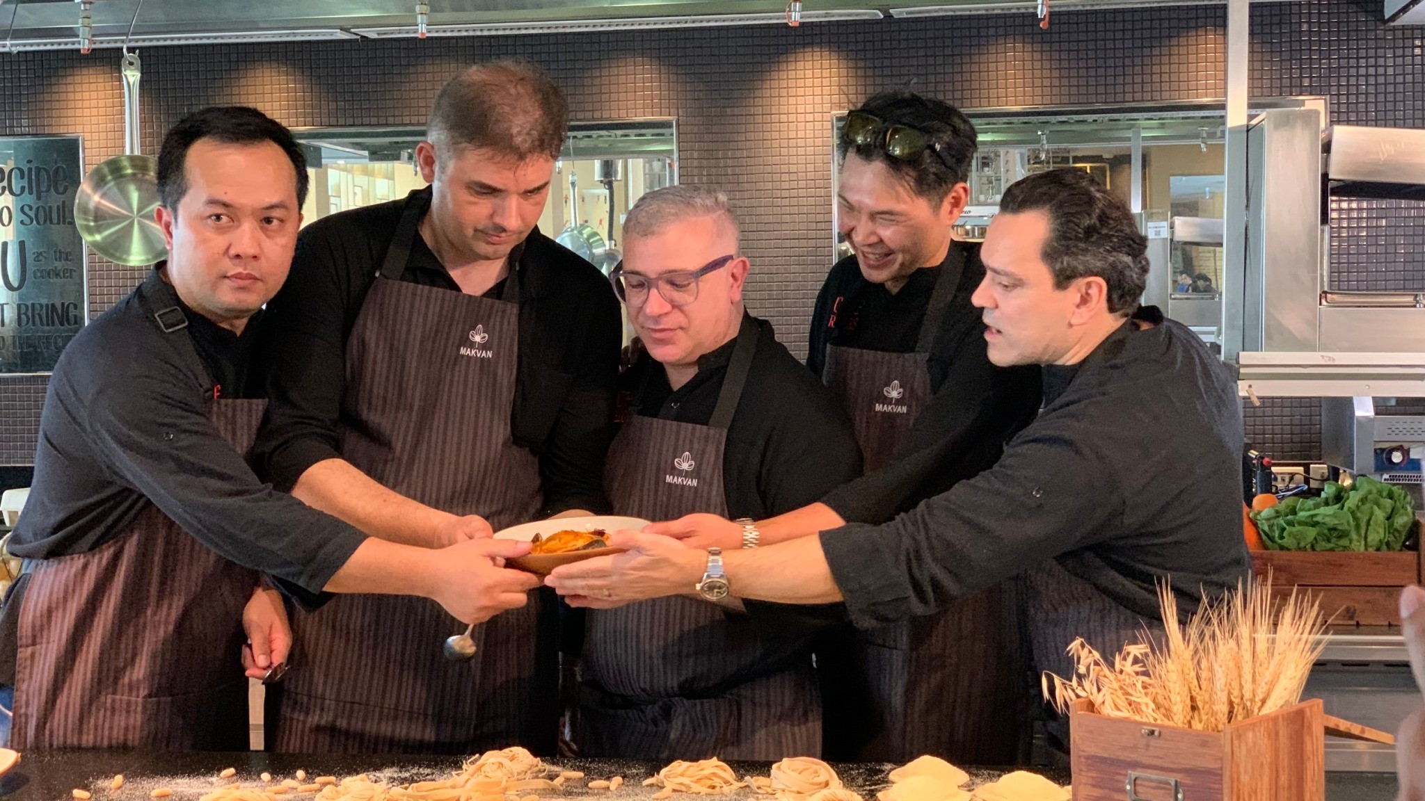 มื้อค่ำเพื่อการกุศล Chef Riders ณ ห้องอาหารเลเทส เรซิพี