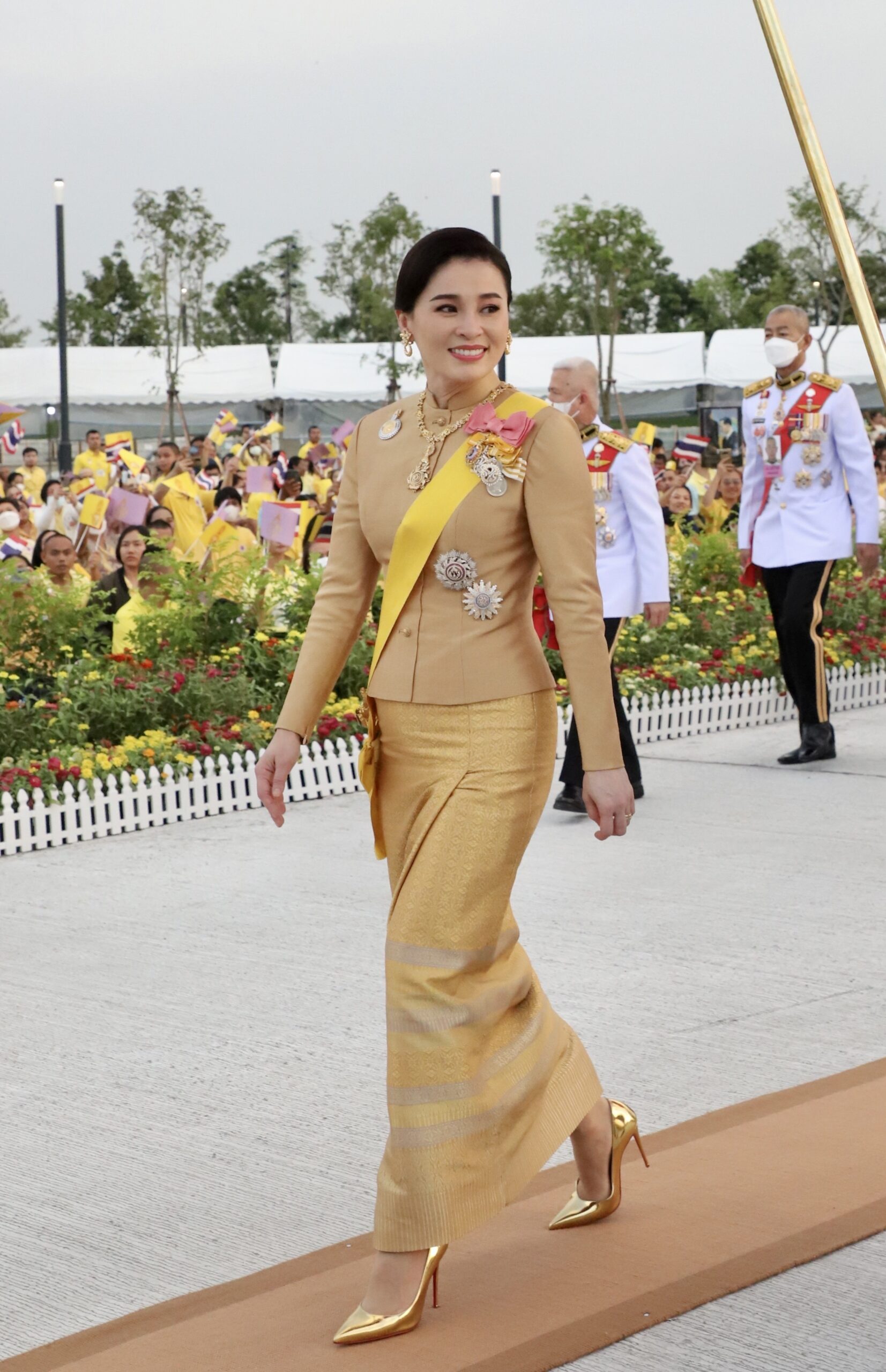 ในหลวง พระราชินี เสด็จฯ ไปทรงวางพวงมาลา เนื่องในวันนวมินทรมหาราช พ.ศ.2566