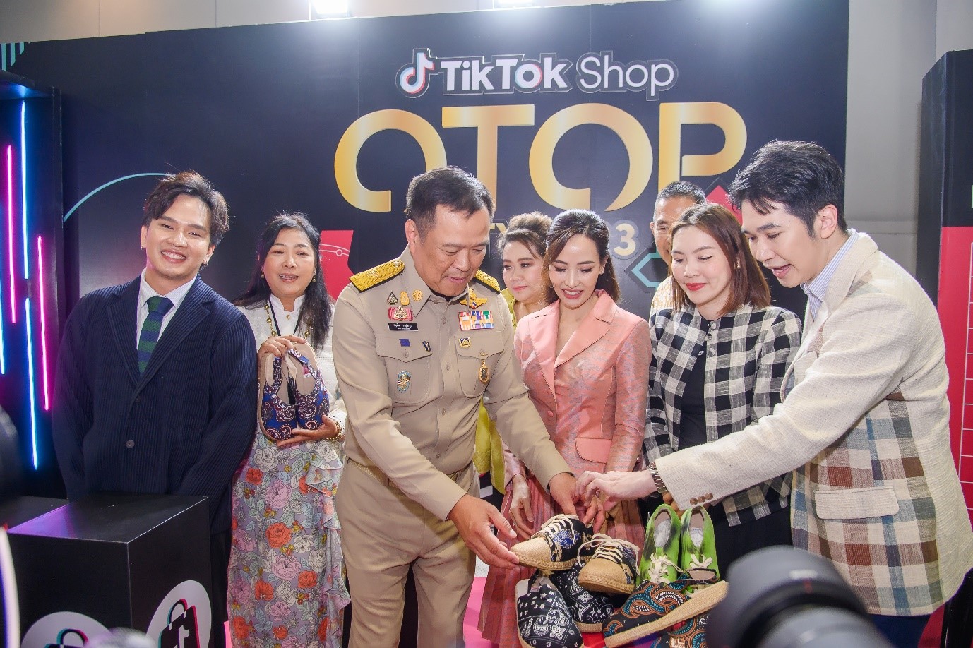 อนุทิน เปิดงานยิ่งใหญ่ OTOP CITY 2023 ช้อปสนุก…ส่งสุขท้ายปี