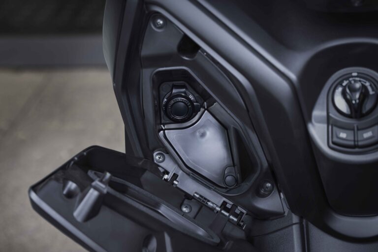 ยามาฮ่า XMAX CONNECTED พรีเมี่ยมสปอร์ตออโตเมติก