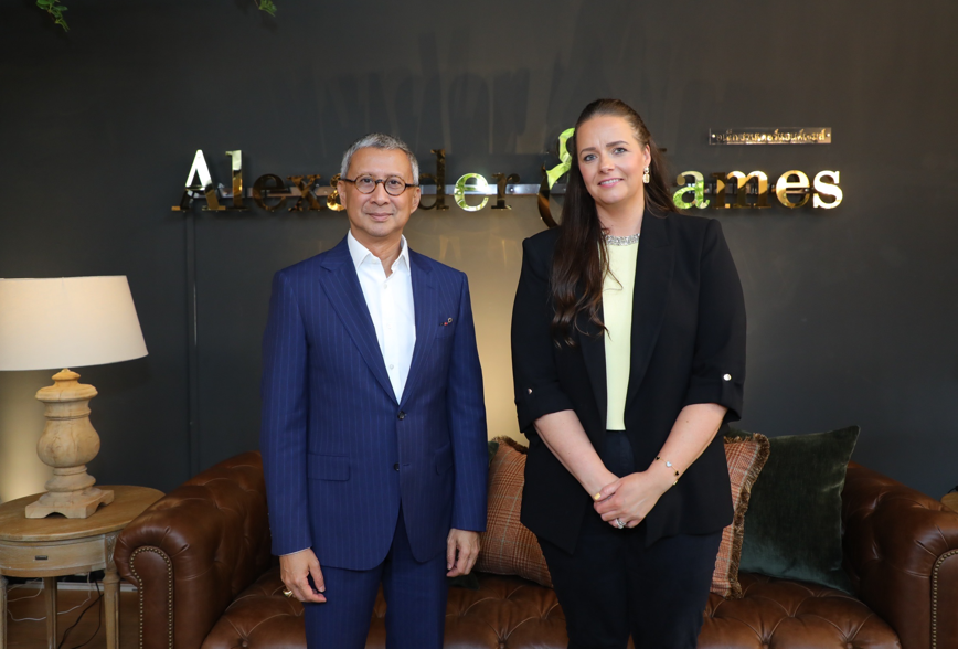 แบรนด์เฟอร์นิเจอร์หรู “Alexander & James”