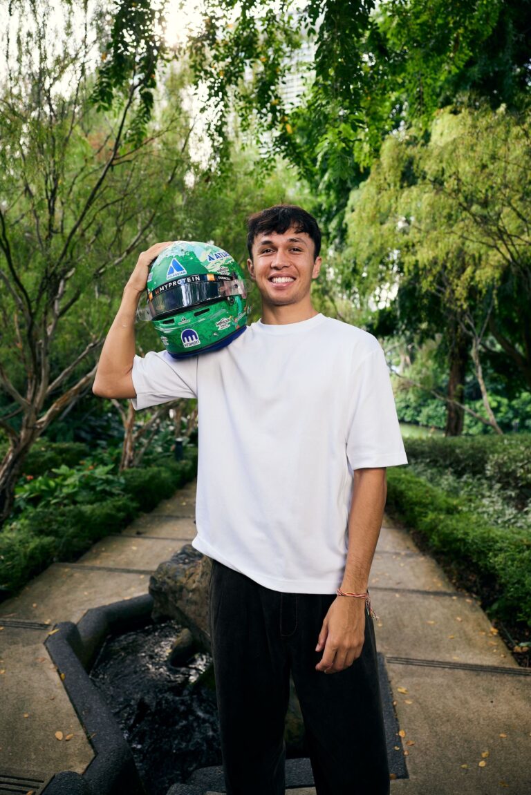 ‘อเล็กซ์ อัลบอน อังศุสิงห์’ นักแข่ง F1 มอบหมวกกันน็อกให้ยูนิเซฟ จัดประมูล