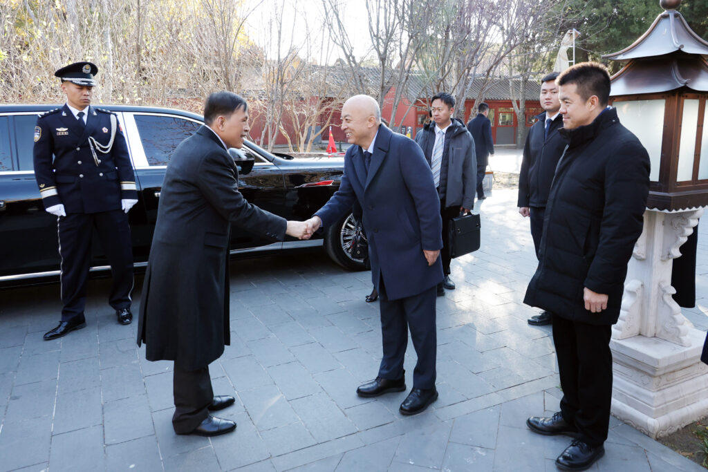 ในหลวง พระราชินี เสด็จฯ กลับจากเยือนจีน ทีมประเทศไทย ส่งเสด็จ